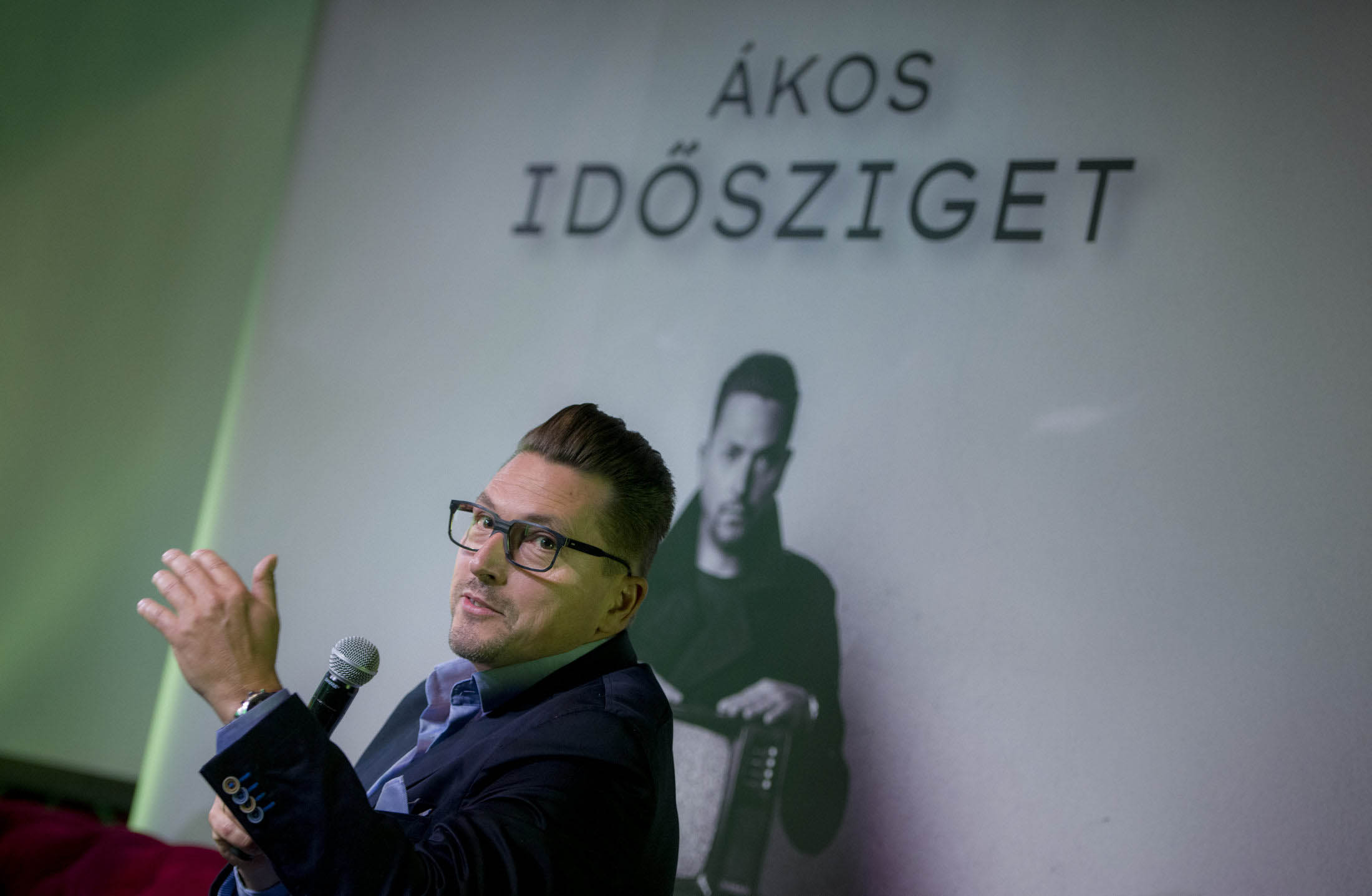 Új Ákos-album, és aki mögötte van: az apa