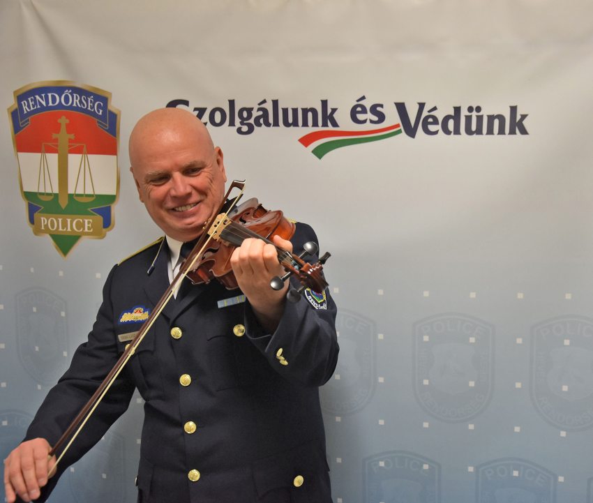 The policeman from Eger who has his own folk band and plays for one man ...